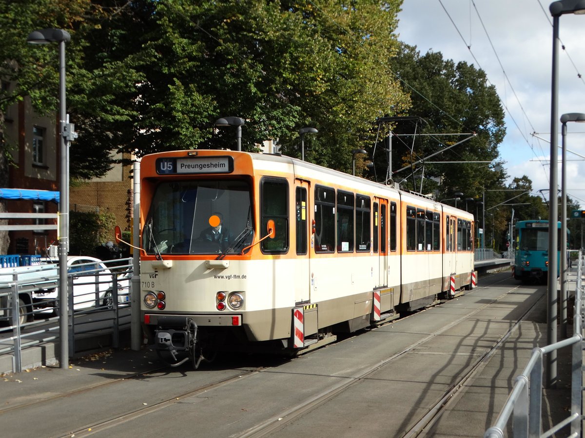 VGF Düwag Ptb Wagen 710 am 05.10.16 in Frankfurt Eckenheim - Bahnbilder.de