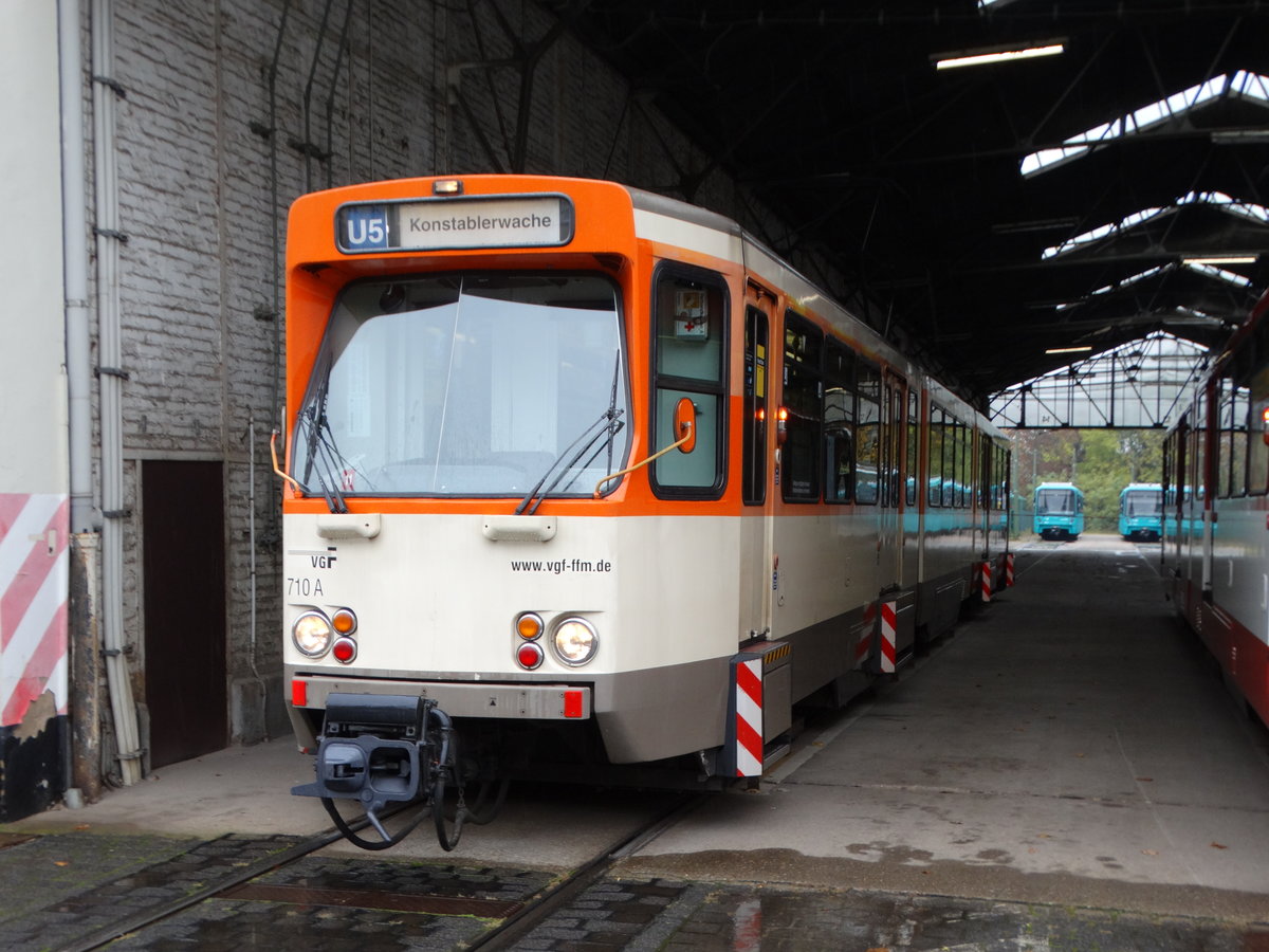 VGF Düwag Ptb Wagen 710 am 05.11.16 in Frankfurt Betriebshof Eckenheim bei einer kleinen Parade ...