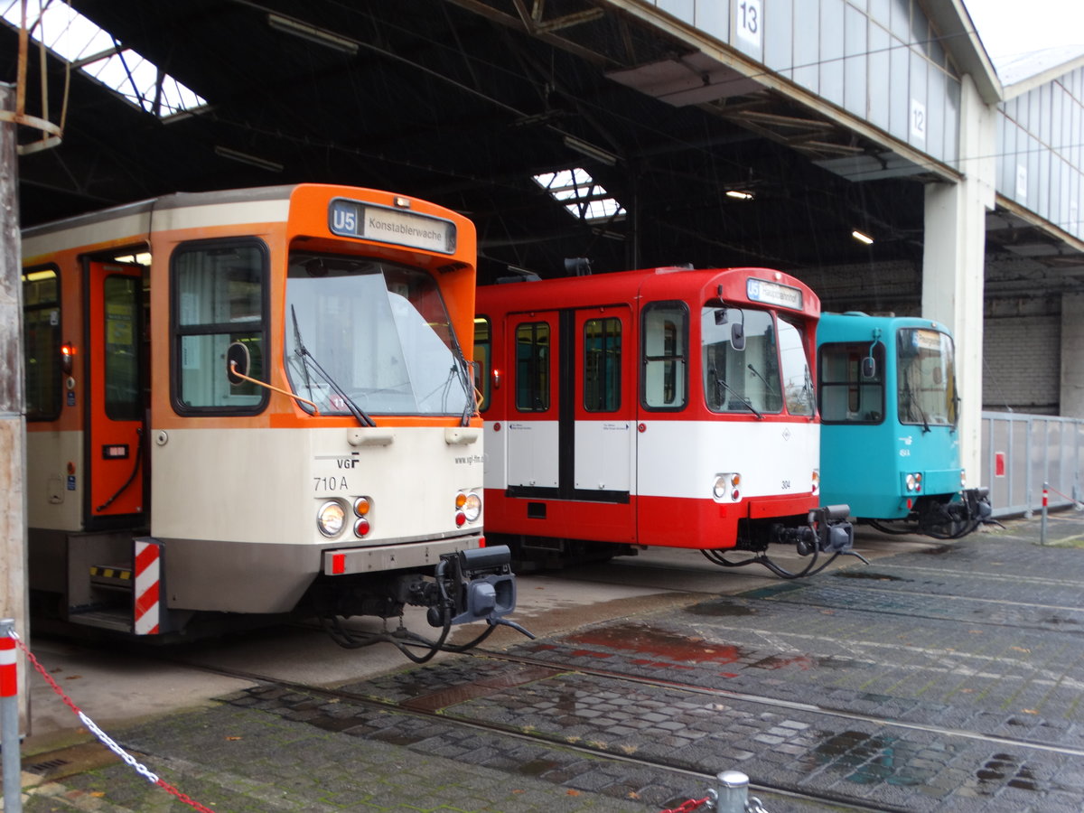 VGF Düwag Ptb Wagen 710, U2 Wagen 304 und U3 Wagen 454 am 05.11.16 in Frankfurt Betriebshof ...