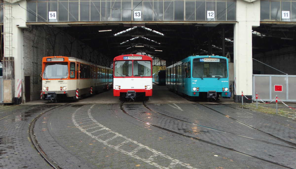 VGF Düwag Ptb Wagen 710, U2 Wagen 304 und U3 Wagen 454 am 05.11.16 in Frankfurt Betriebshof ...