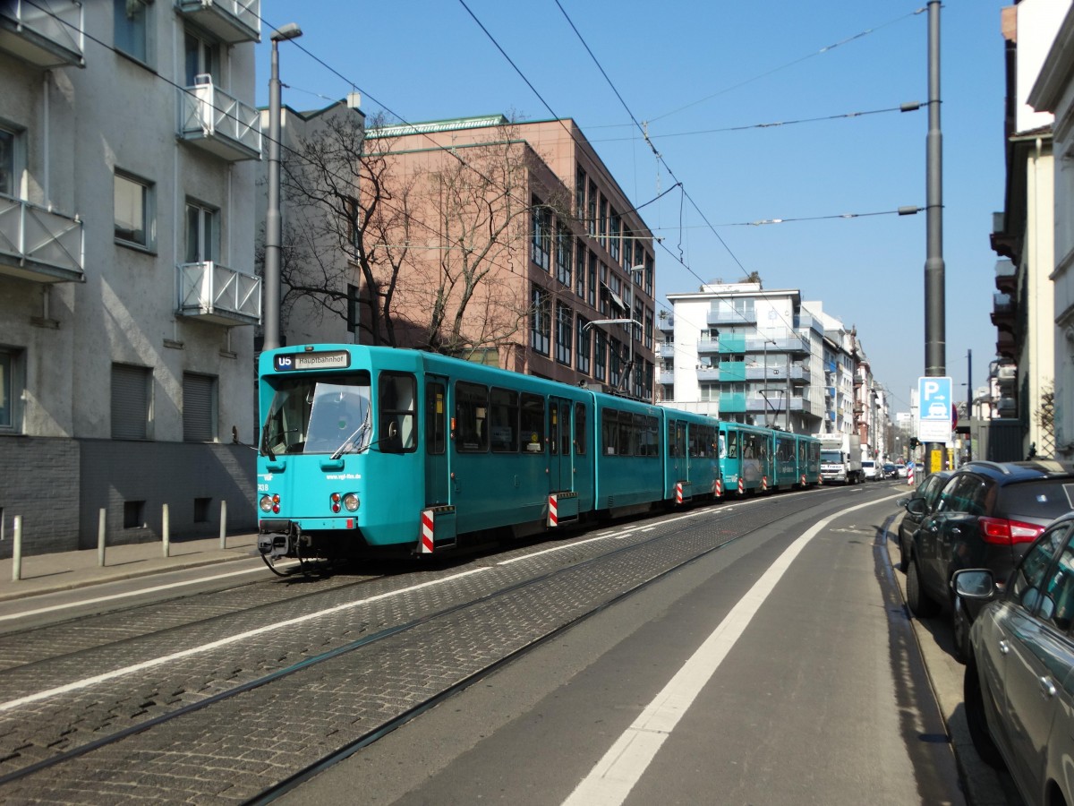 VGF Düwag Ptb Wagen 743 + 7xx am 18.03.16 in Frankfurt am Main Musterschule - Bahnbilder.de