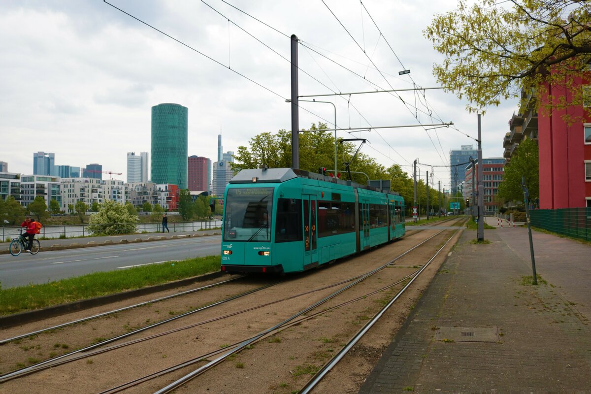 VGF Düwag R-Wagen 003 am 23.04.22 in Frankfurt - Bahnbilder.de
