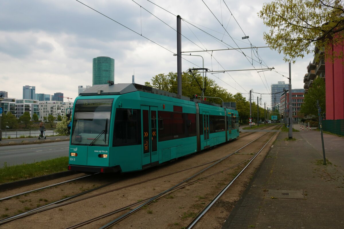 VGF Düwag R-Wagen 004 am 23.04.22 in Frankfurt - Bahnbilder.de