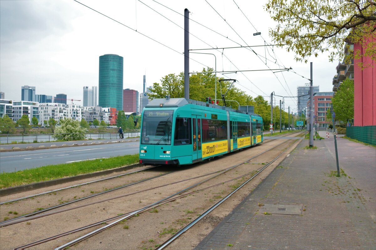 VGF Düwag R-Wagen 005 am 23.04.22 in Frankfurt - Bahnbilder.de