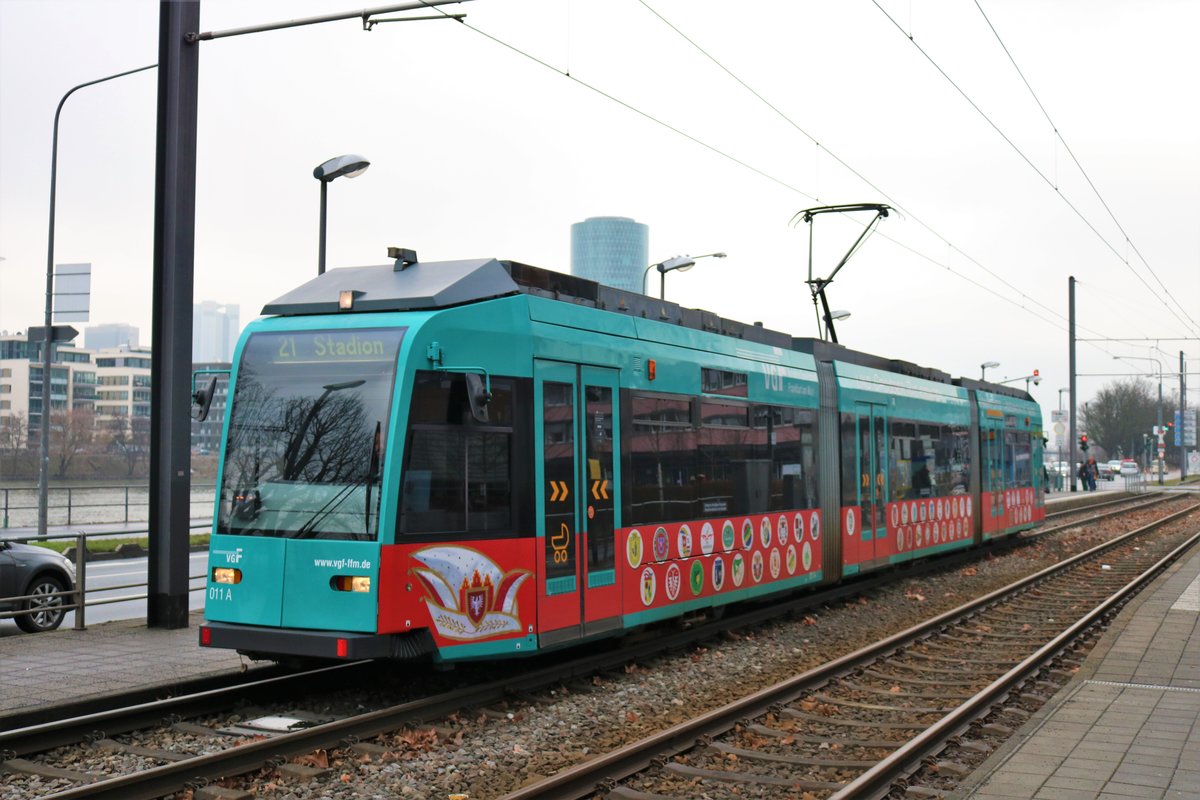 VGF Düwag R-Wagen 011 am 02.02.19 in Frankfurt am Main Uni Klinikum - Bahnbilder.de