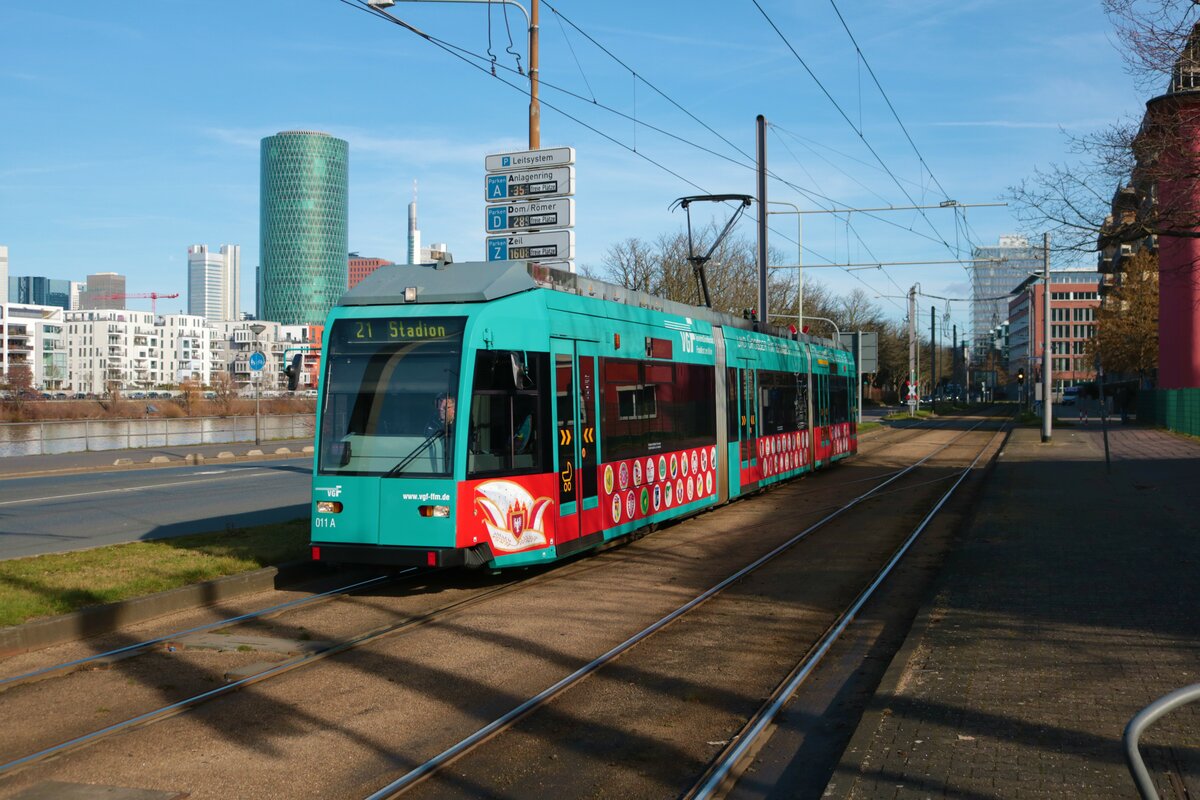 VGF Düwag R-Wagen 011 am 12.02.22 in Frankfurt - Bahnbilder.de