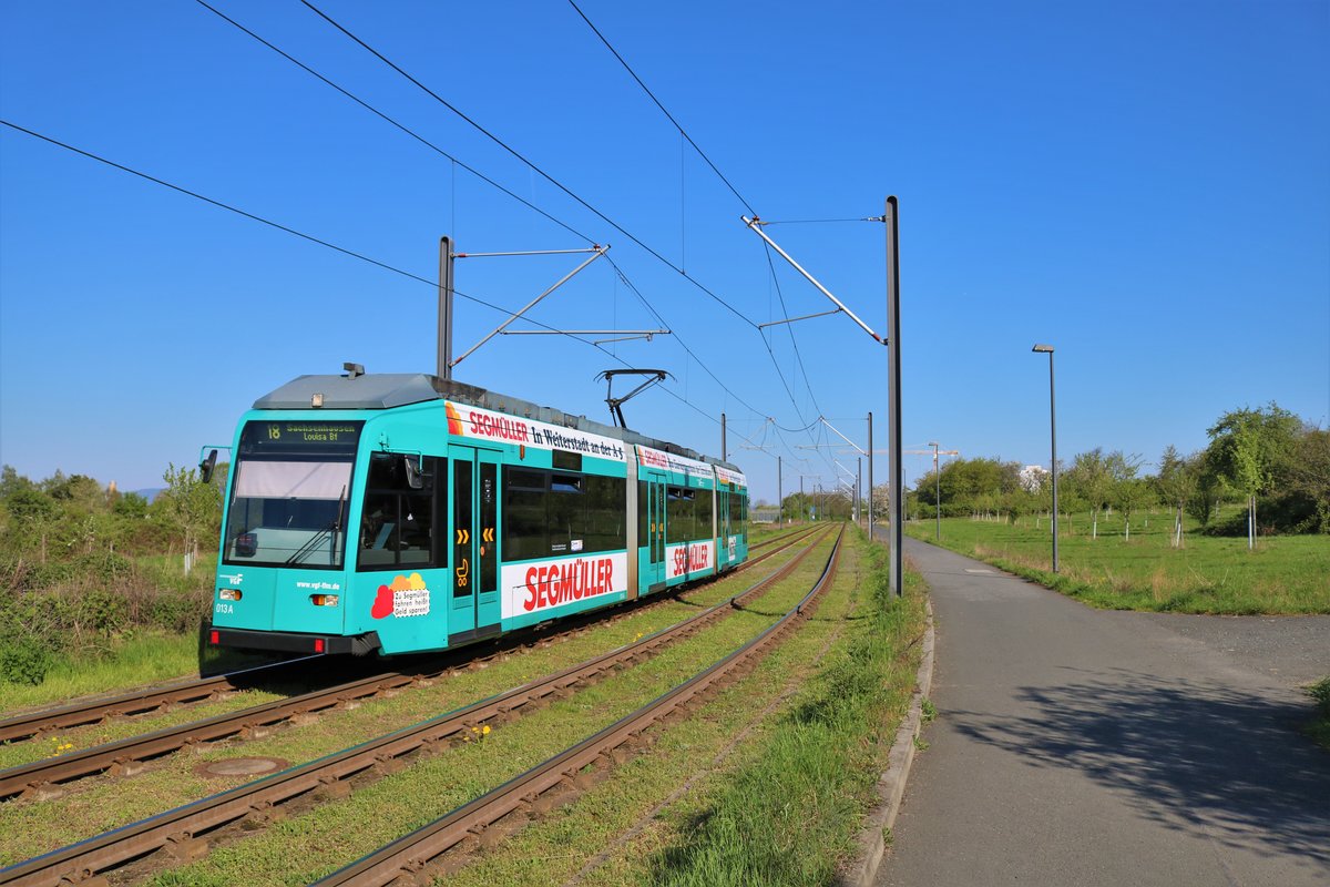 VGF Düwag R-Wagen 013 am 20.04.19 in Frankfurt Preungesheim - Bahnbilder.de