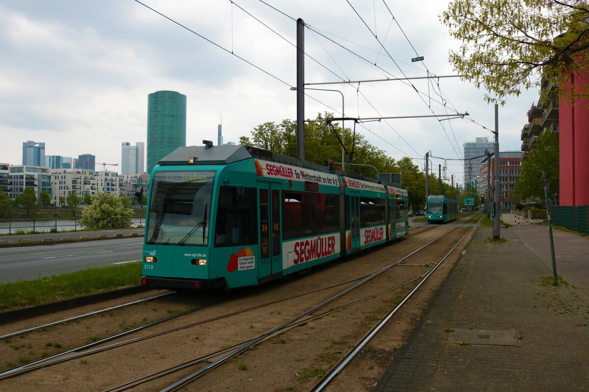 VGF Düwag R-Wagen 013 am 23.04.22 in Frankfurt - Bahnbilder.de