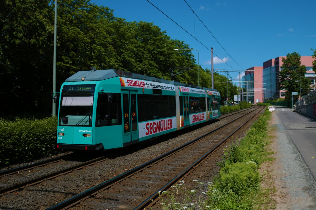 VGF Düwag R-Wagen 013 am 27.05.22 in Frankfurt - Bahnbilder.de