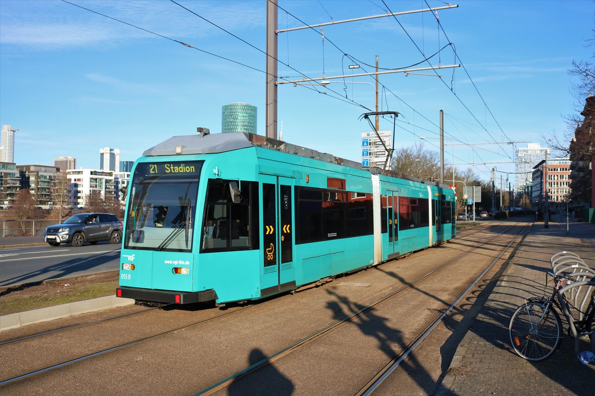 VGF Düwag R-Wagen 015 am 19.01.19 in Frankfurt am Main Uni Klinikum - Bahnbilder.de
