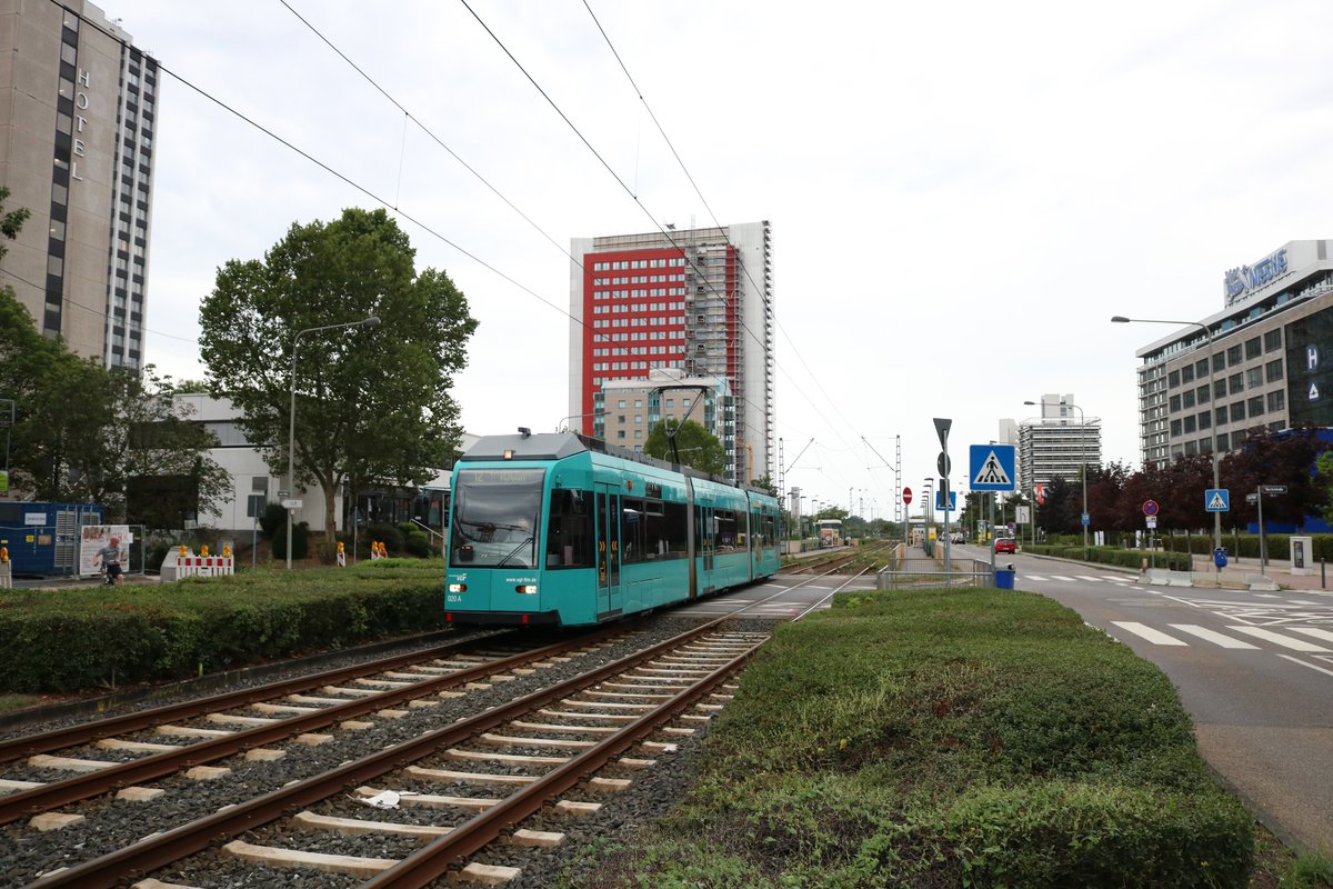 VGF Düwag R-Wagen 020 am 11.08.19 in Frankfurt Niederrad - Bahnbilder.de