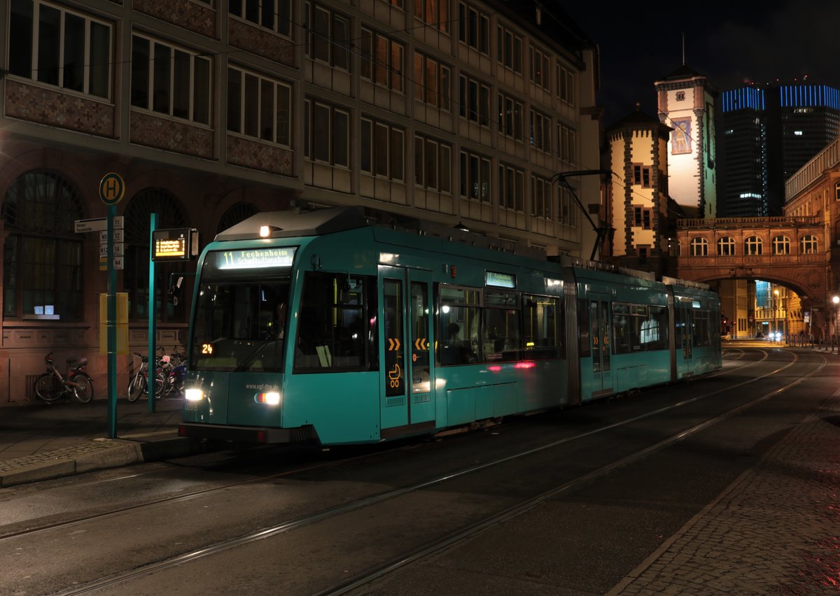 VGF Düwag R-Wagen 020 am 23.01.21 in Frankfurt am Main Paulskirche/Römer - Bahnbilder.de