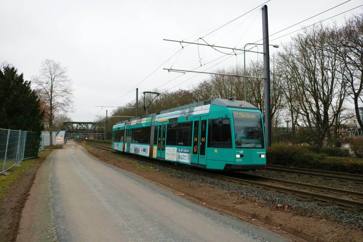 VGF Düwag R-Wagen 022 am 18.12.21 in Frankfurt am Main - Bahnbilder.de