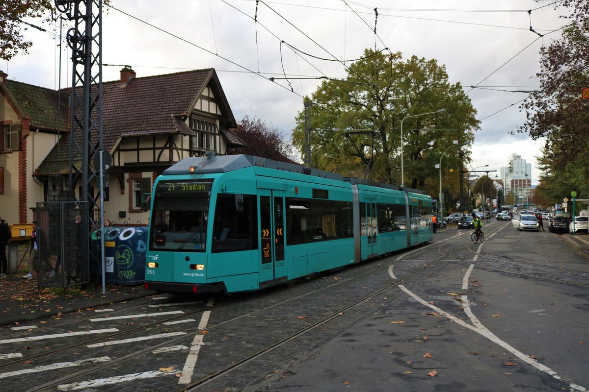 VGF Düwag R-Wagen 025 am 02.11.19 in Frankfurt Oberforsthaus - Bahnbilder.de
