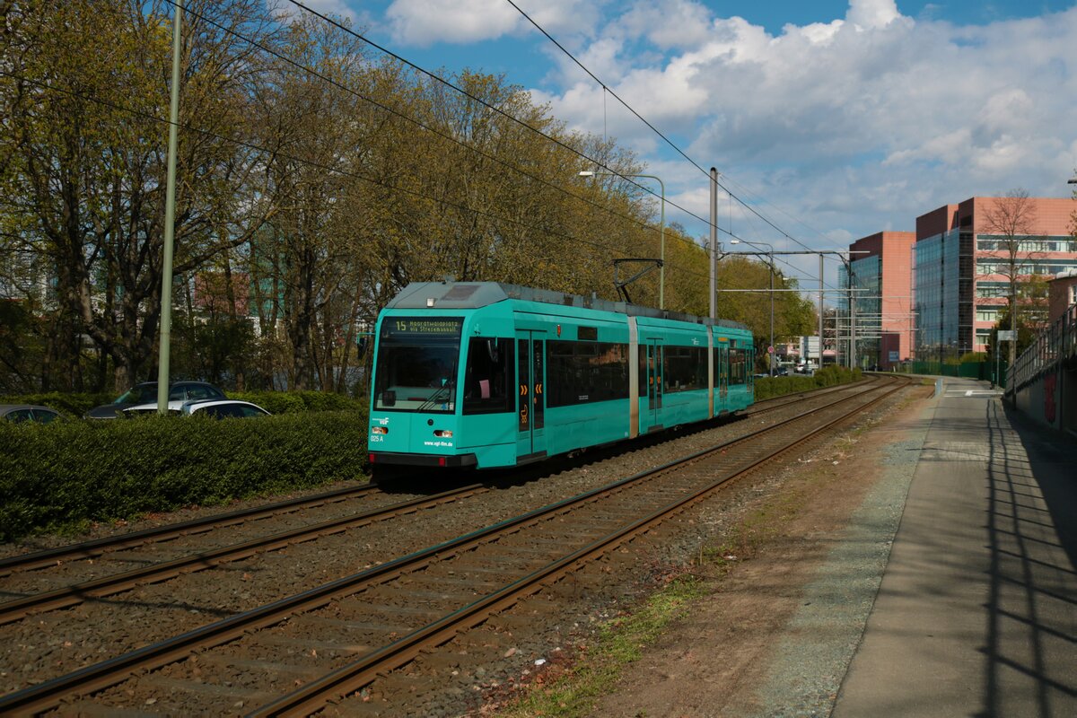 VGF Düwag R-Wagen 025 am 10.04.22 in Frankfurt - Bahnbilder.de
