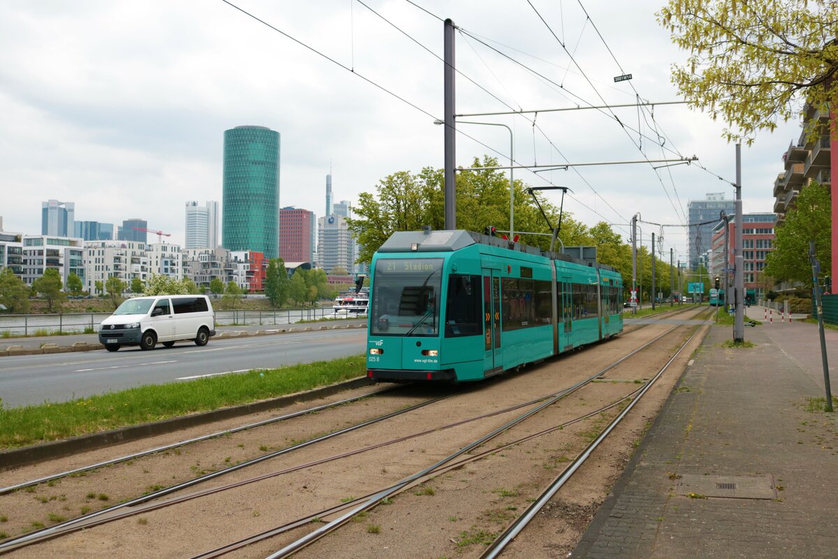 VGF Düwag R-Wagen 025 am 23.04.22 in Frankfurt - Bahnbilder.de