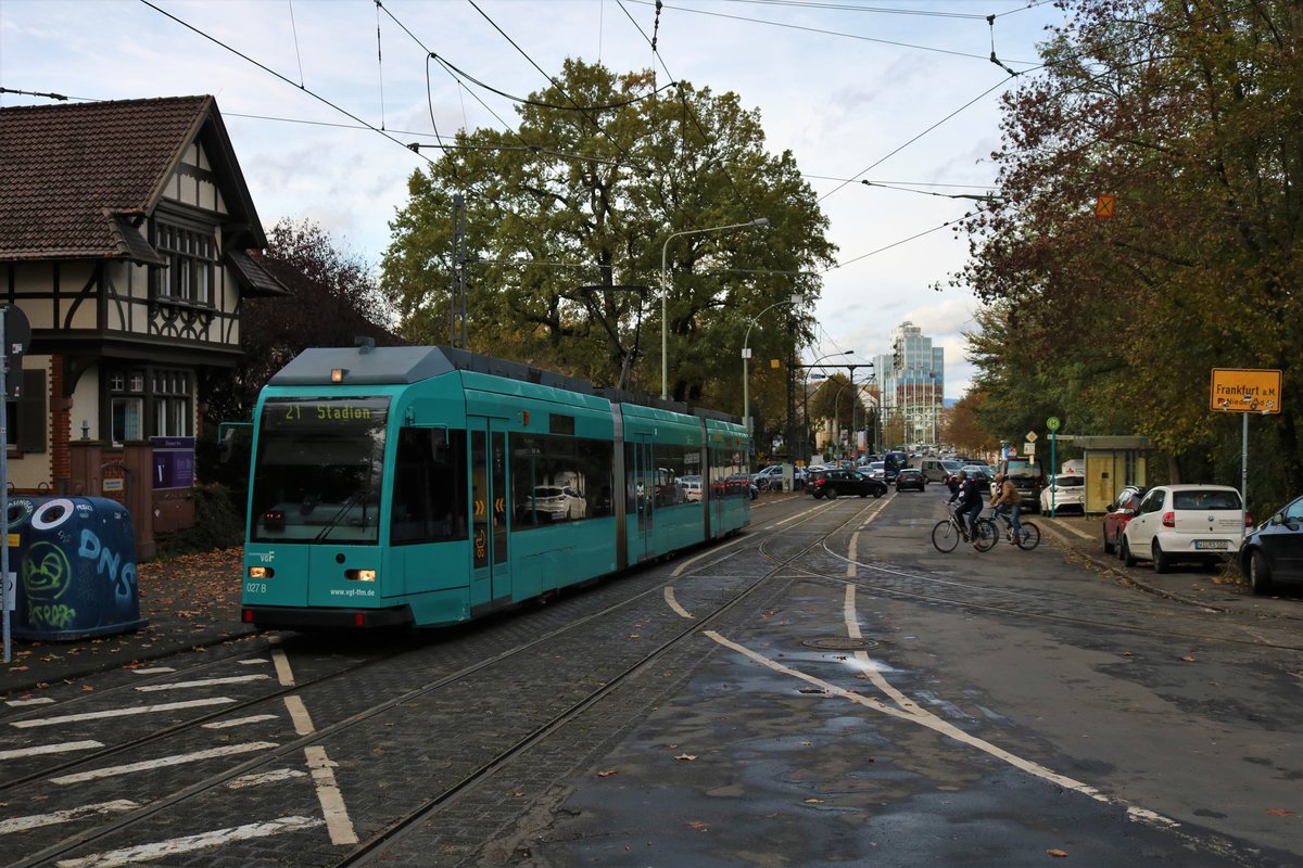 VGF Düwag R-Wagen 027 am 02.11.19 in Frankfurt Oberforsthaus - Bahnbilder.de