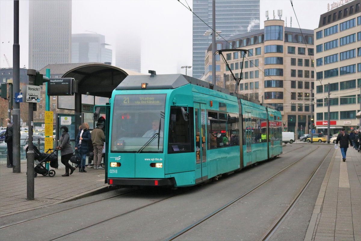VGF Düwag R-Wagen 029 am 27.12.18 in Frankfurt am Main Hbf - Bahnbilder.de