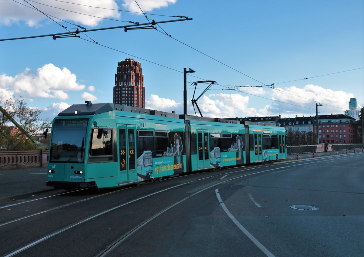 VGF Düwag R-Wagen 033 am 10.10.20 in Frankfurt am Main - Bahnbilder.de