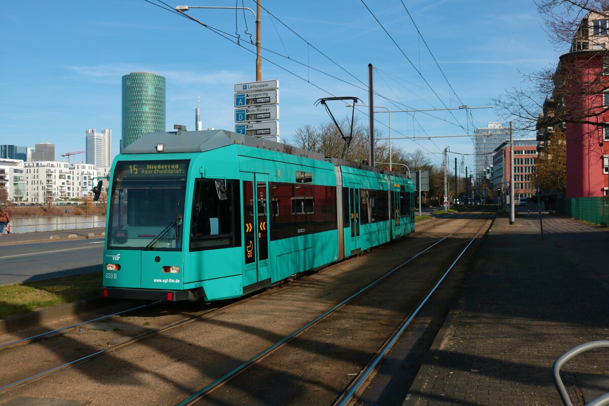 VGF Düwag R-Wagen 033 am 12.02.22 in Frankfurt - Bahnbilder.de