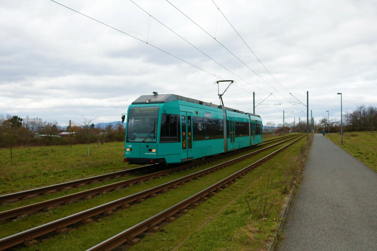 VGF Düwag R Wagen 037 am 11.03.23 auf der Linie 18 in Frankfurt am Main - Bahnbilder.de