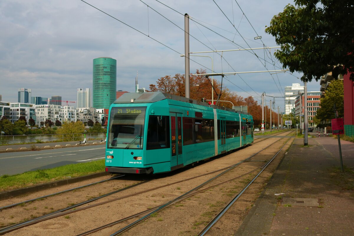 VGF Düwag R-Wagen 037 am 24.09.22 in Frankfurt am Main - Bahnbilder.de