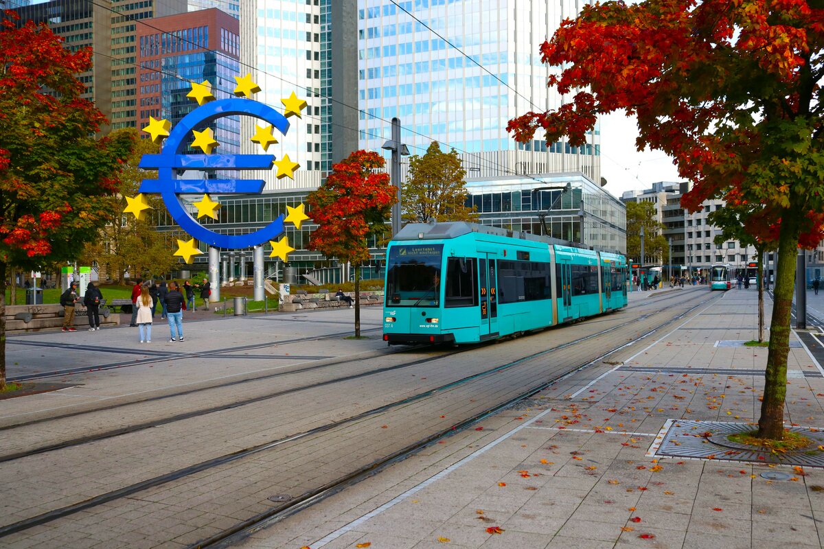 VGF Düwag R-Wagen 037 am 27.10.23 in Frankfurt am Main - Bahnbilder.de