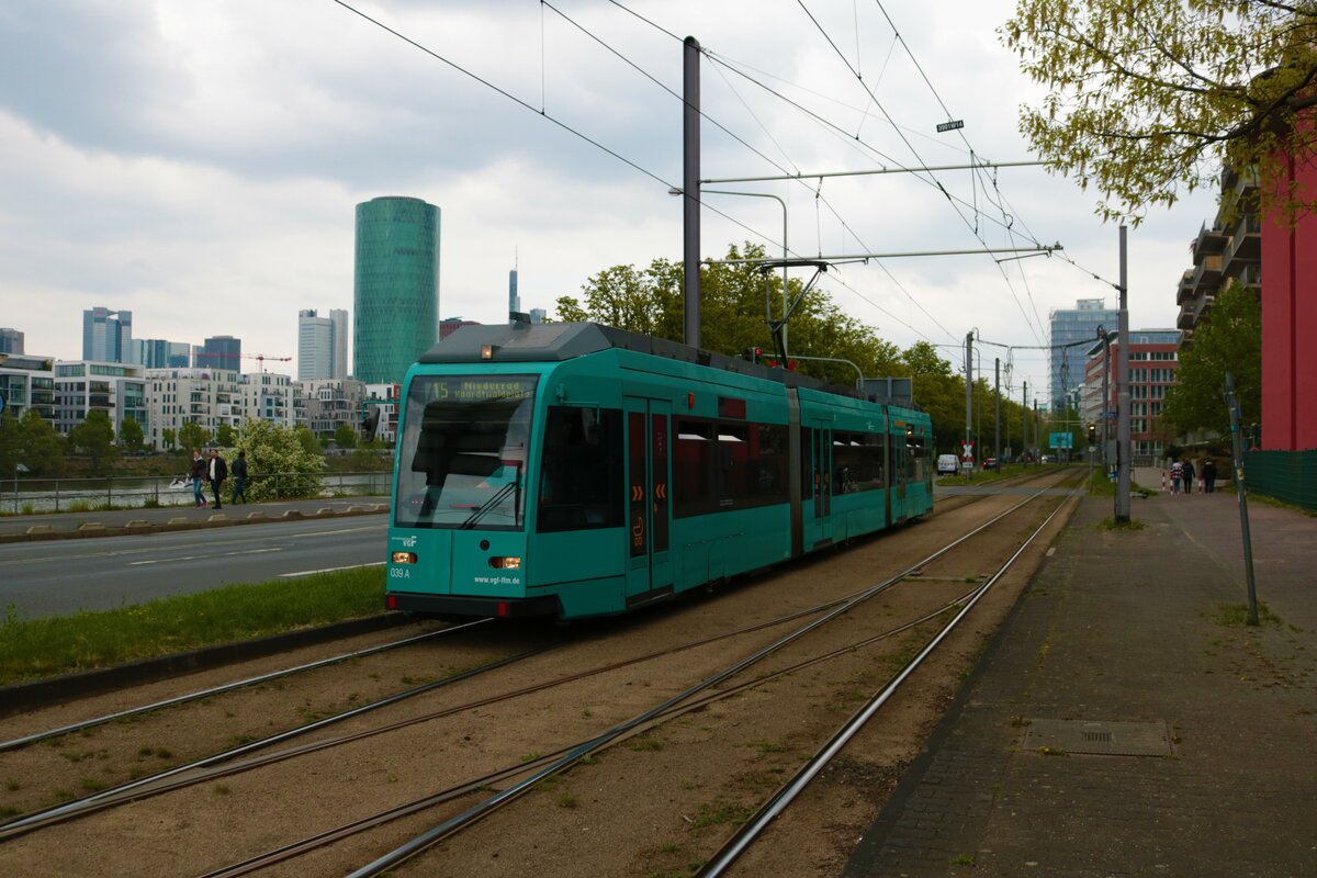 VGF Düwag R-Wagen 039am 23.04.22 in Frankfurt - Bahnbilder.de
