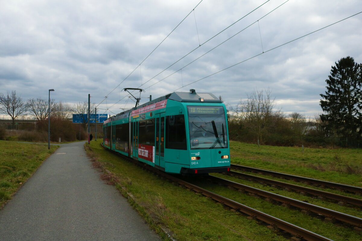 VGF Düwag R Wagen 040 am 11.03.23 auf der Linie 18 in Frankfurt am Main - Bahnbilder.de