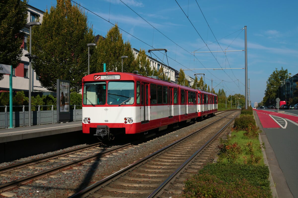VGF Düwag U2 Wagen 133 am 10.10.21 in Frankfurt Preungesheim - Bahnbilder.de