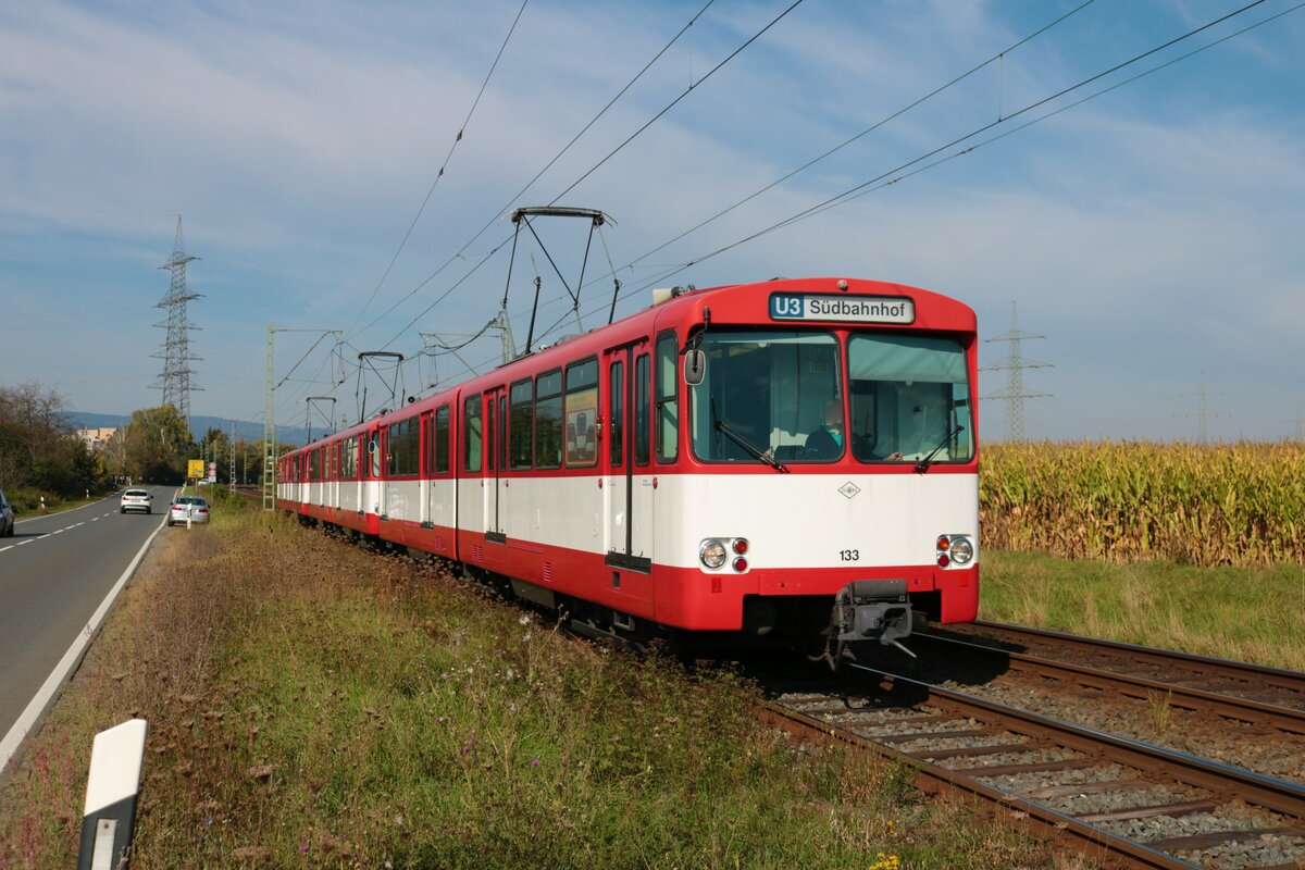 VGF Düwag U2 Wagen 133 am 10.10.21 in Weiskirchen - Bahnbilder.de