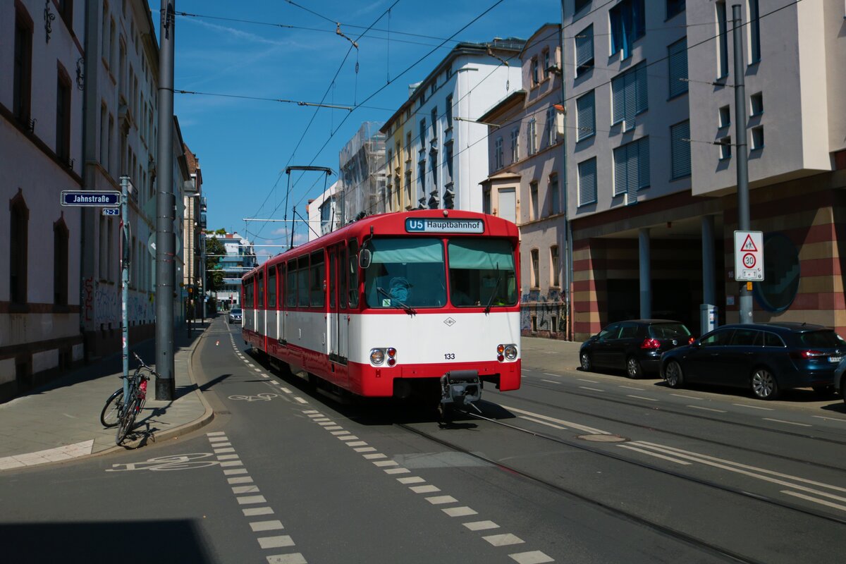 VGF Düwag U2 Wagen 133 am 14.08.22 als Sonderwagen zum Jubiläum 45 Jahre B-Strecke in Frankfurt ...