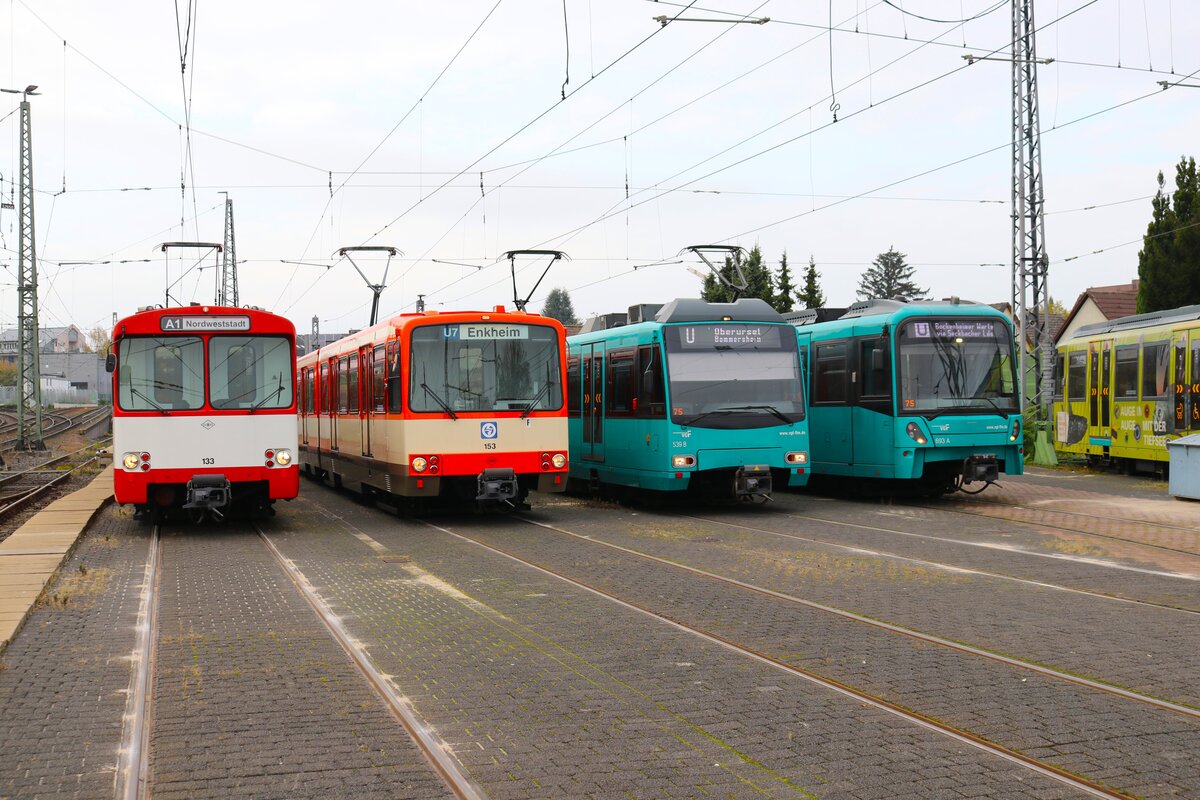 VGF Düwag U2 Wagen 133, U3 Wagen 153, U4 Wagen 534 und Bombardier U5-25 Wagen 693 am 27.10.24 im ...
