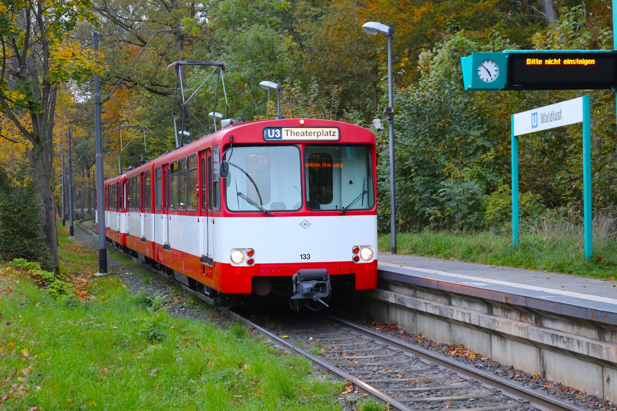 VGF Düwag U2 Wagen 133 am 27.10.24 im Rahmen einer Sonderfahrt in Oberursel - Bahnbilder.de