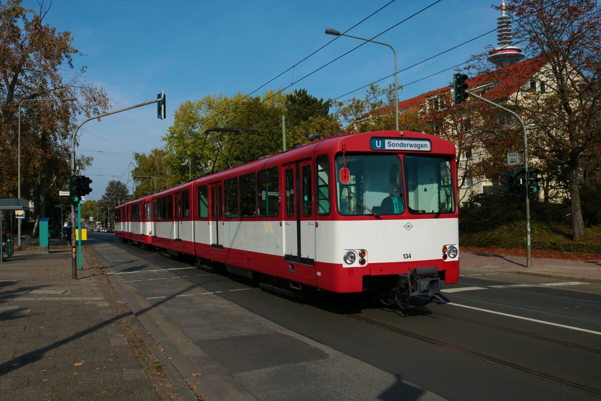 VGF Düwag U4 Wagen 530 Grüne Soße Vollwerbung am 20.04.19 in Frankfurt am Main Schweizer Platz ...