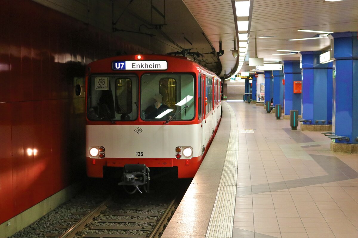 VGF Düwag U2 Wagen 135 am 01.04.23 auf der Linie U7 in Frankfurt am Main - Bahnbilder.de