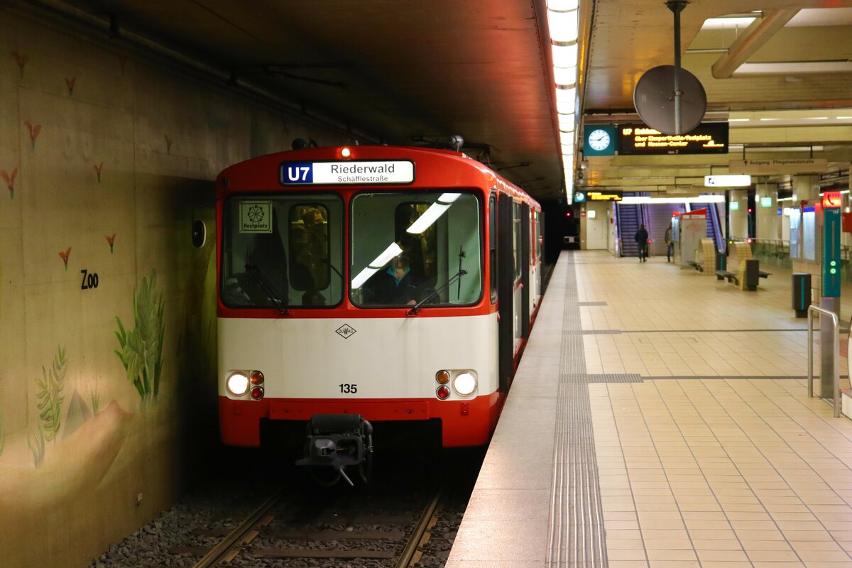 VGF Düwag U2 Wagen 135 am 01.04.23 auf der Linie U7 in Frankfurt am Main - Bahnbilder.de