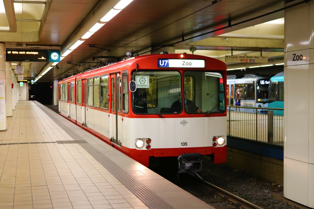 VGF Düwag U2 Wagen 135 am 01.04.23 auf der Linie U7 in Frankfurt am Main - Bahnbilder.de