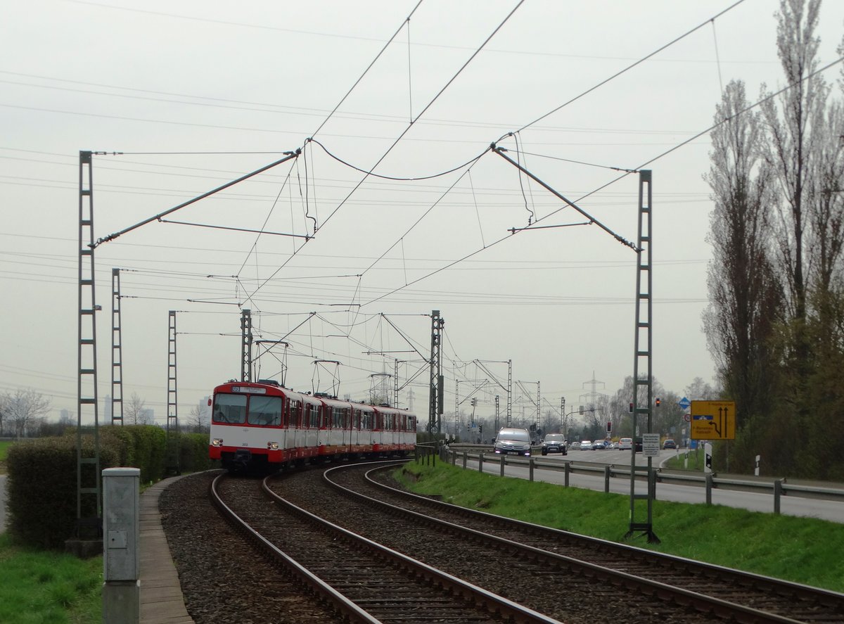 VGF Düwag U2 Wagen 303 am 03.04.16 bei Weißkirchen Ost - Bahnbilder.de