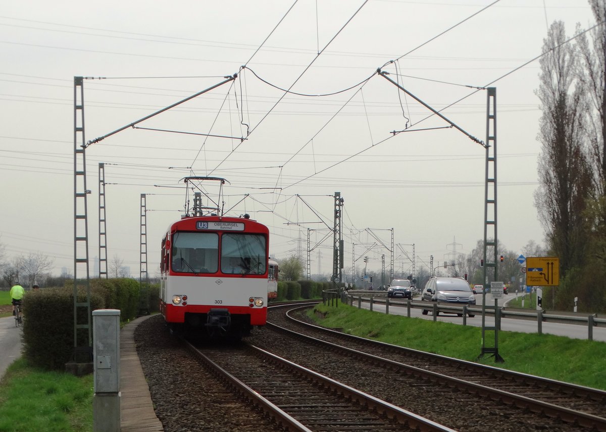VGF Düwag U2 Wagen 303 am 03.04.16 bei Weißkirchen Ost - Bahnbilder.de