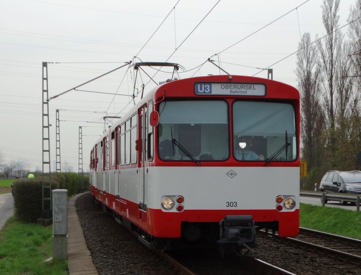 VGF Düwag U2 Wagen 303 am 03.04.16 bei Weißkirchen Ost - Bahnbilder.de