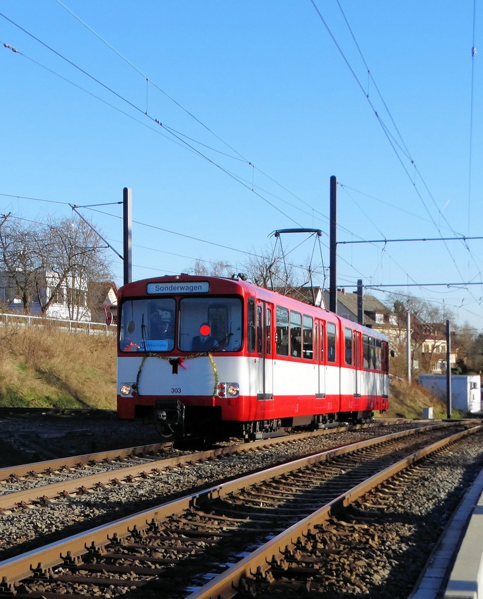 VGF Düwag U2 Wagen 303 als Nikolaus Express am 03.12.16 in Frankfurt Niederursel - Bahnbilder.de