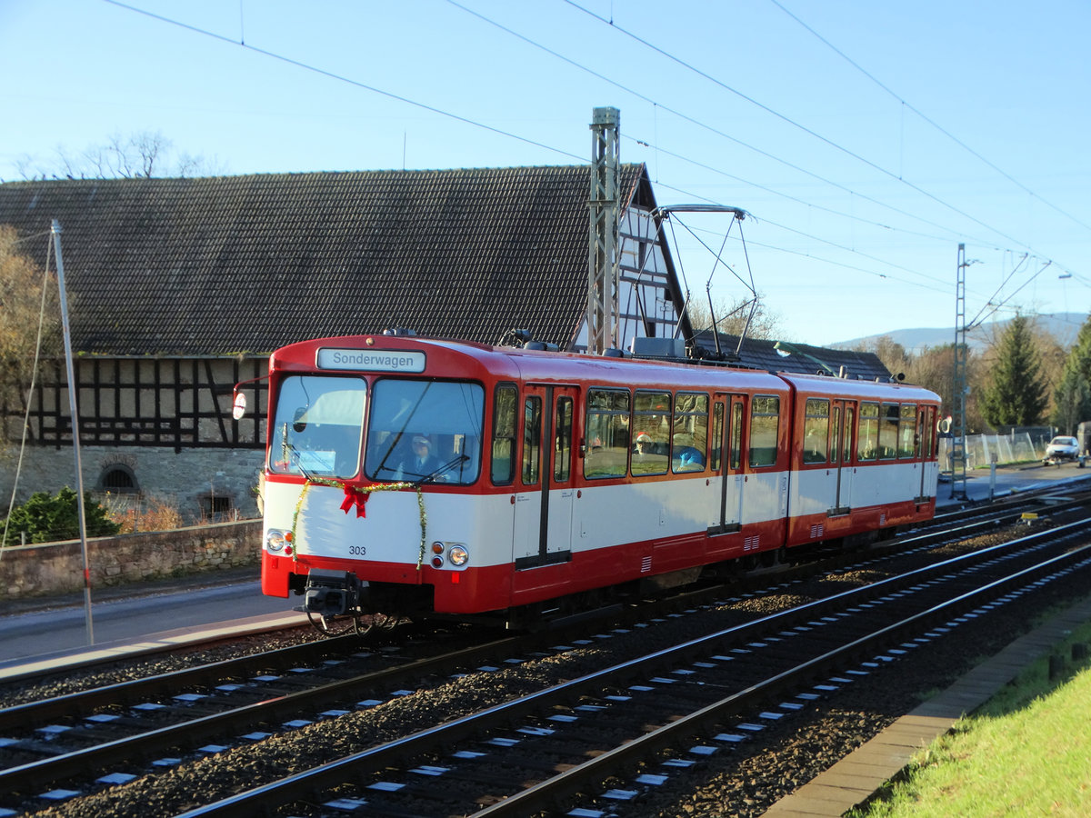VGF Düwag U2 Wagen 303 als Nikolaus Express am 03.12.16 in Frankfurt Niederursel - Bahnbilder.de