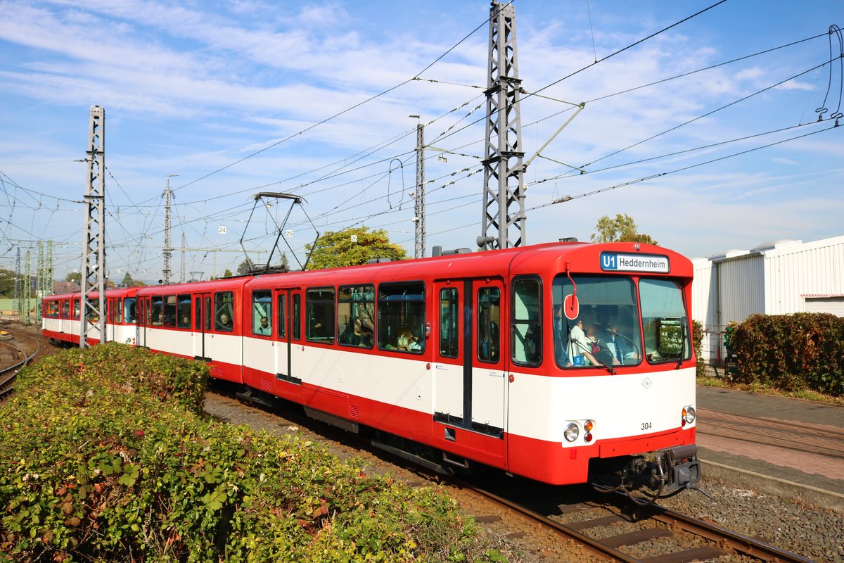 VGF Düwag U2 Wagen 304+305 am 06.10.18 in Frankfurt Heddernheim vom Bahnsteig aus fotografiert ...