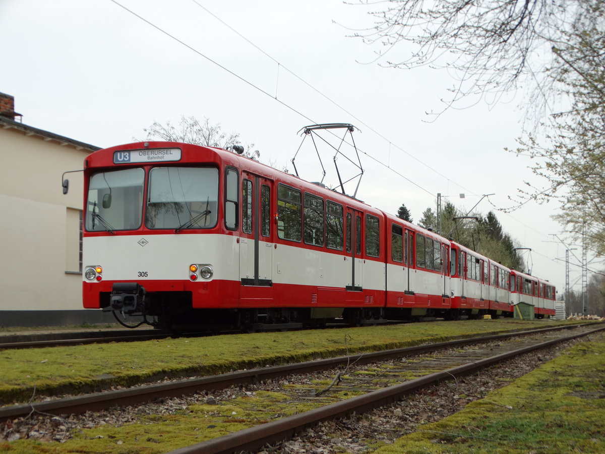 VGF Düwag U2 Wagen 305 am 03.04.16 in Oberursel - Bahnbilder.de
