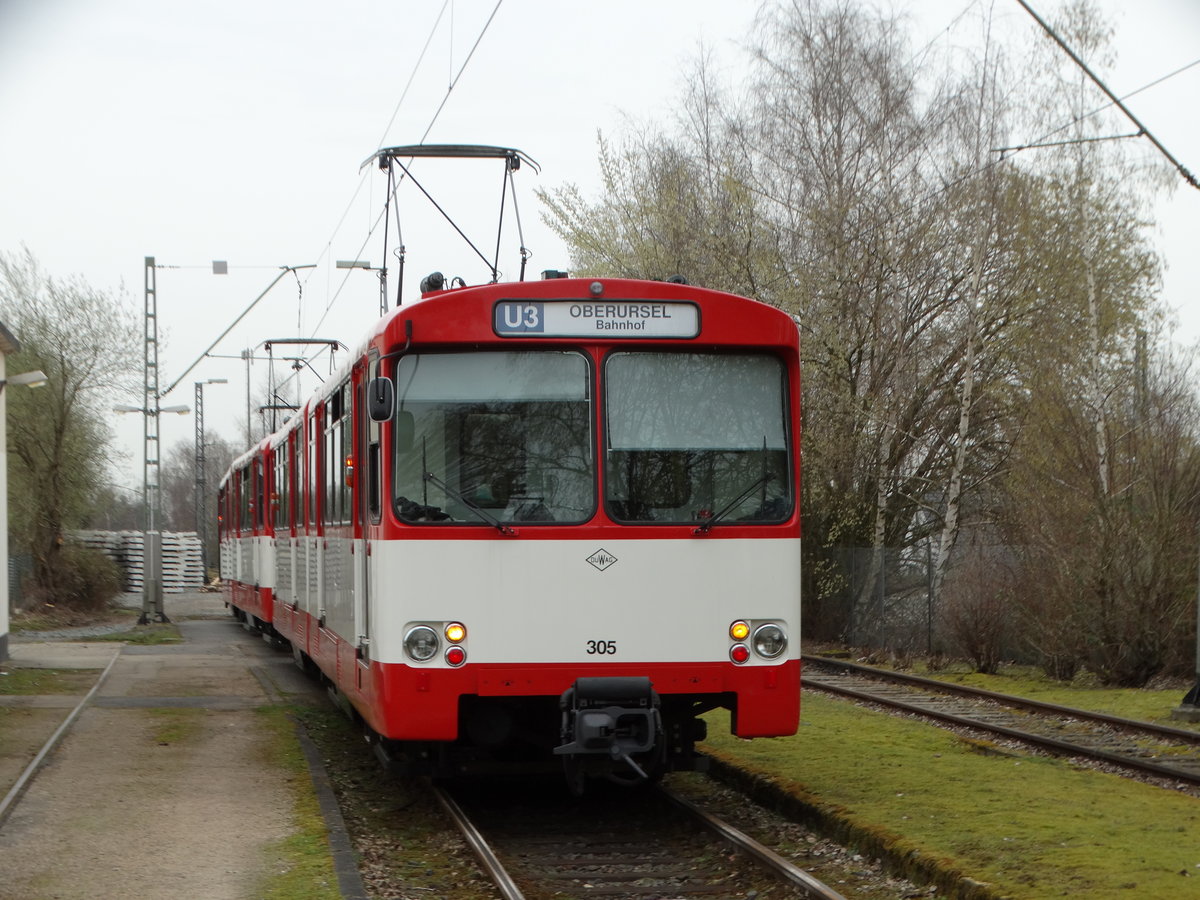VGF Düwag U2 Wagen 305 am 03.04.16 in Oberursel - Bahnbilder.de