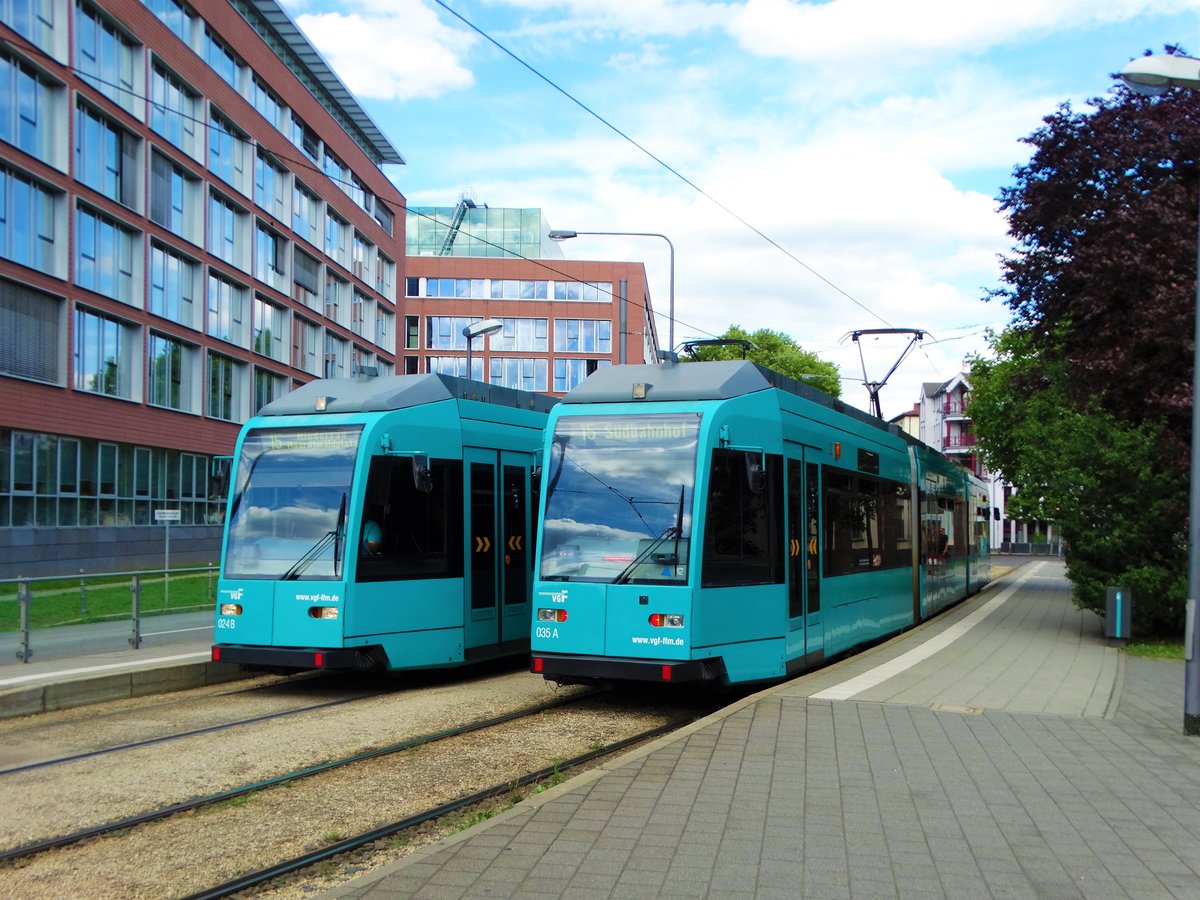 VGF Düwag/Siemens R-Wagen 024 und 035 am 29.07.17 in Frankfurt am Main - Bahnbilder.de