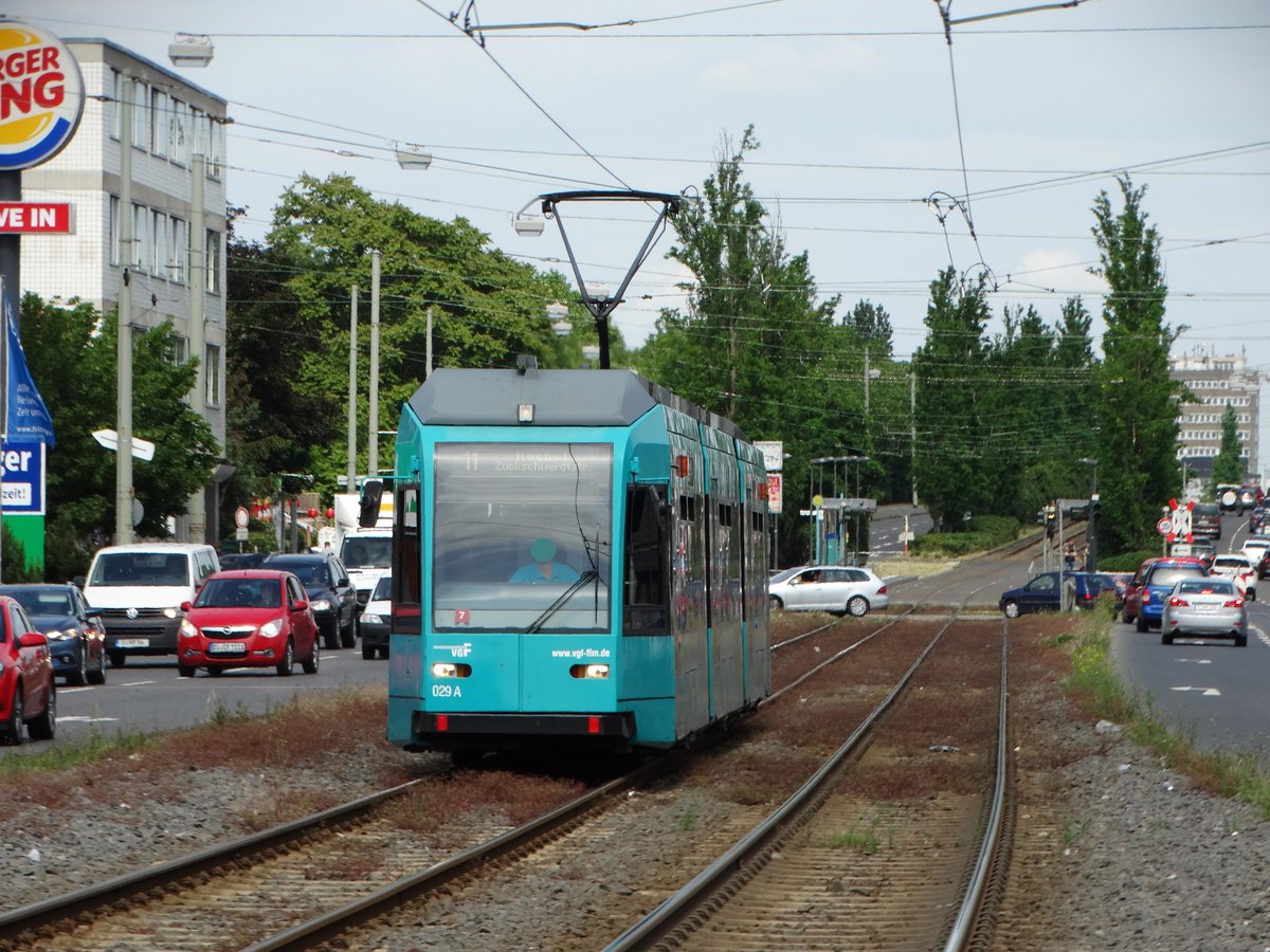 VGF Düwag/Siemens R-Wagen 029 am 08.06.16 in Frankfurt am Main - Bahnbilder.de