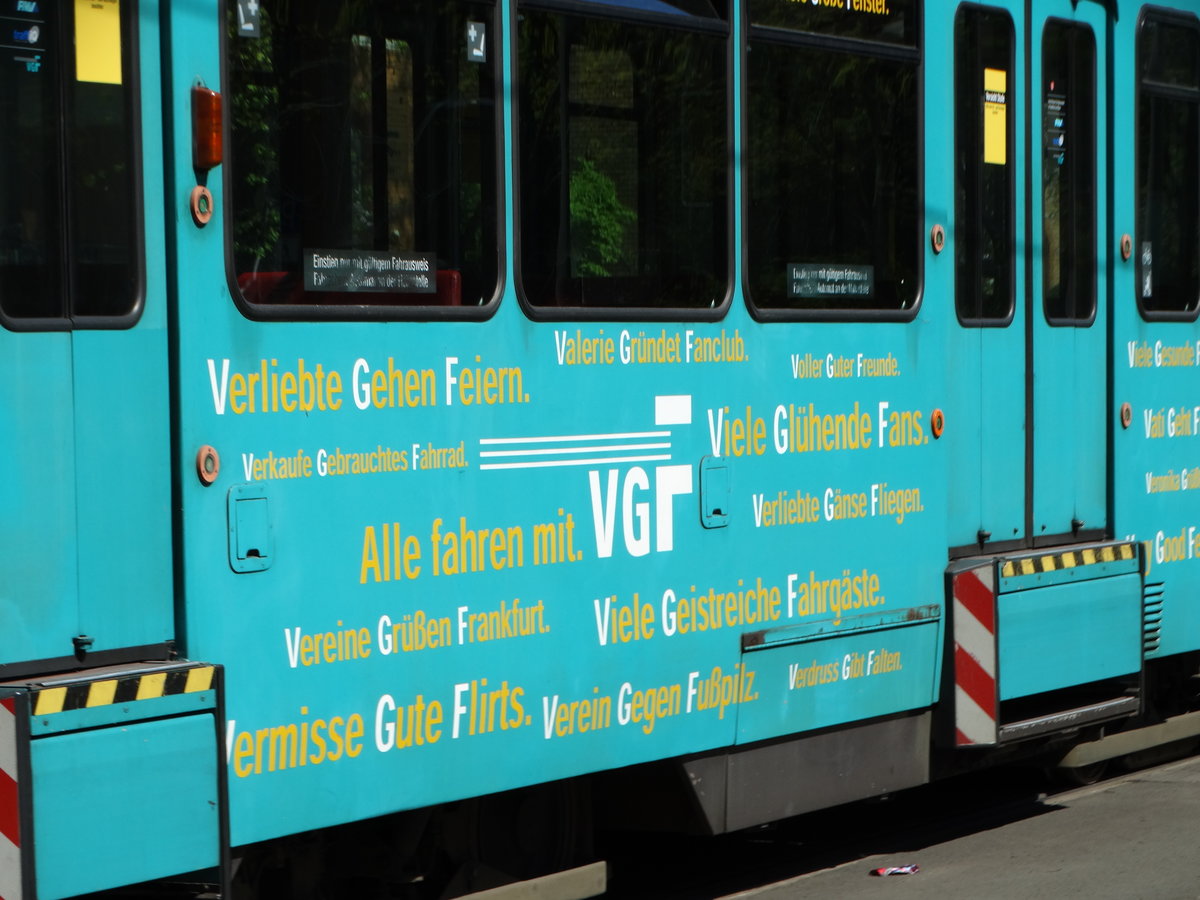 VGF Logo an Düwag Ptb Wagen 702 am 21.04.16 in Frankfurt am Main Eckenheim - Bahnbilder.de