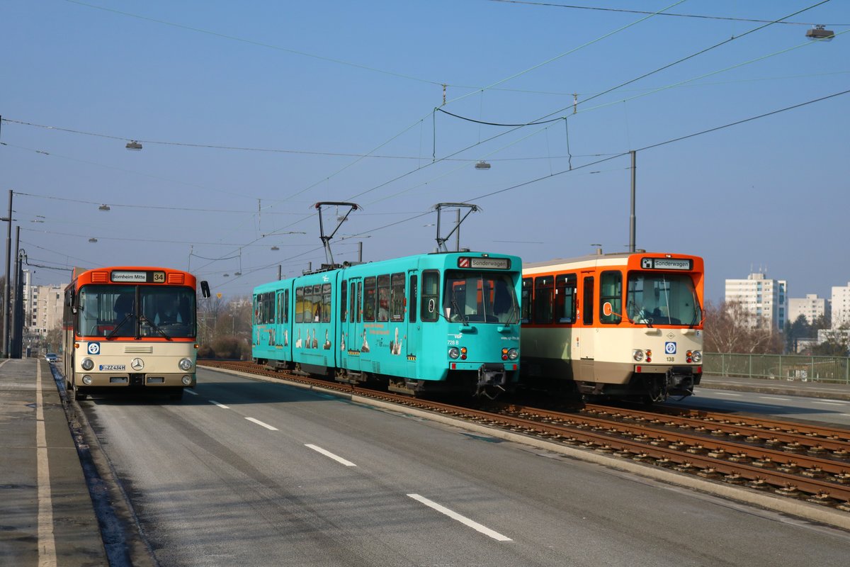 VGF Mercedes Benz O305, Düwag Pt Wagen 728 und 148 bei Frankfurt Hausen bei einer Sonderfahrt am ...
